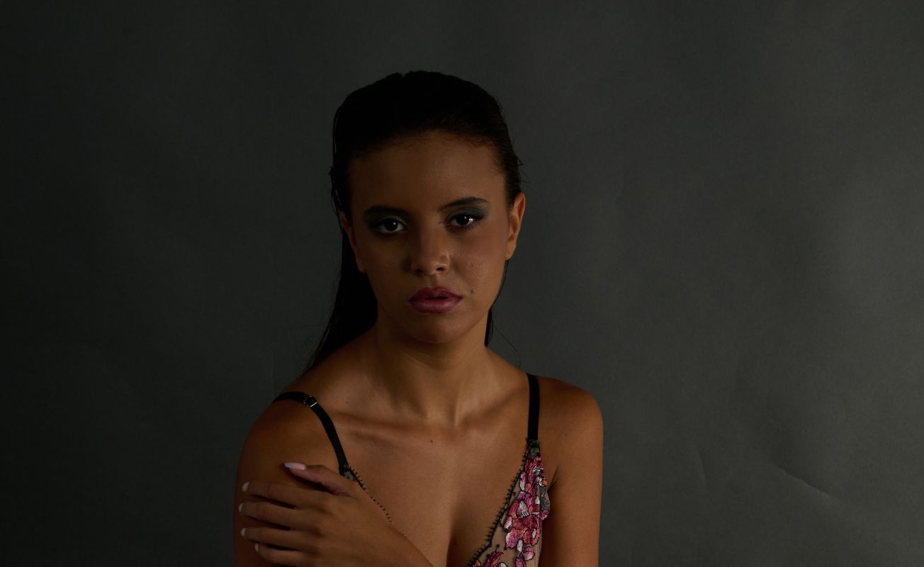 Embrace – Girlie Gal